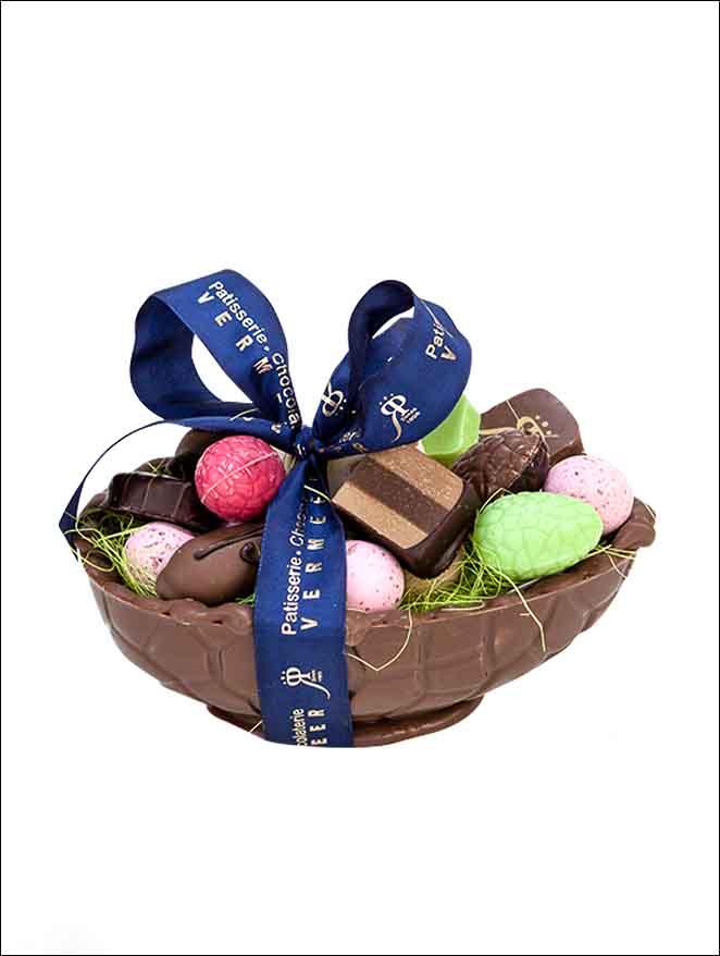 Chocolade ei gevuld met bonbons en paaseitjes – Patisserie Vermeer